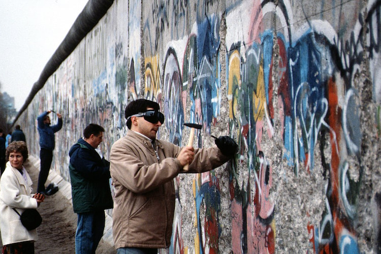 Why Did The Berlin Wall Fall In 1989 History Hit Why Did The Berlin Wall Fall In 1989 History Hit