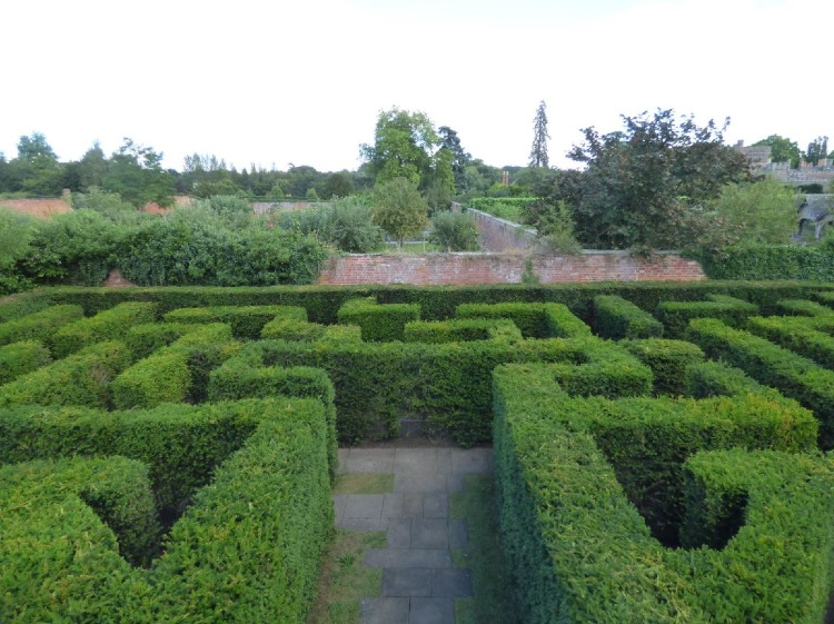 Hampton Court Maze - History and Facts | History Hit